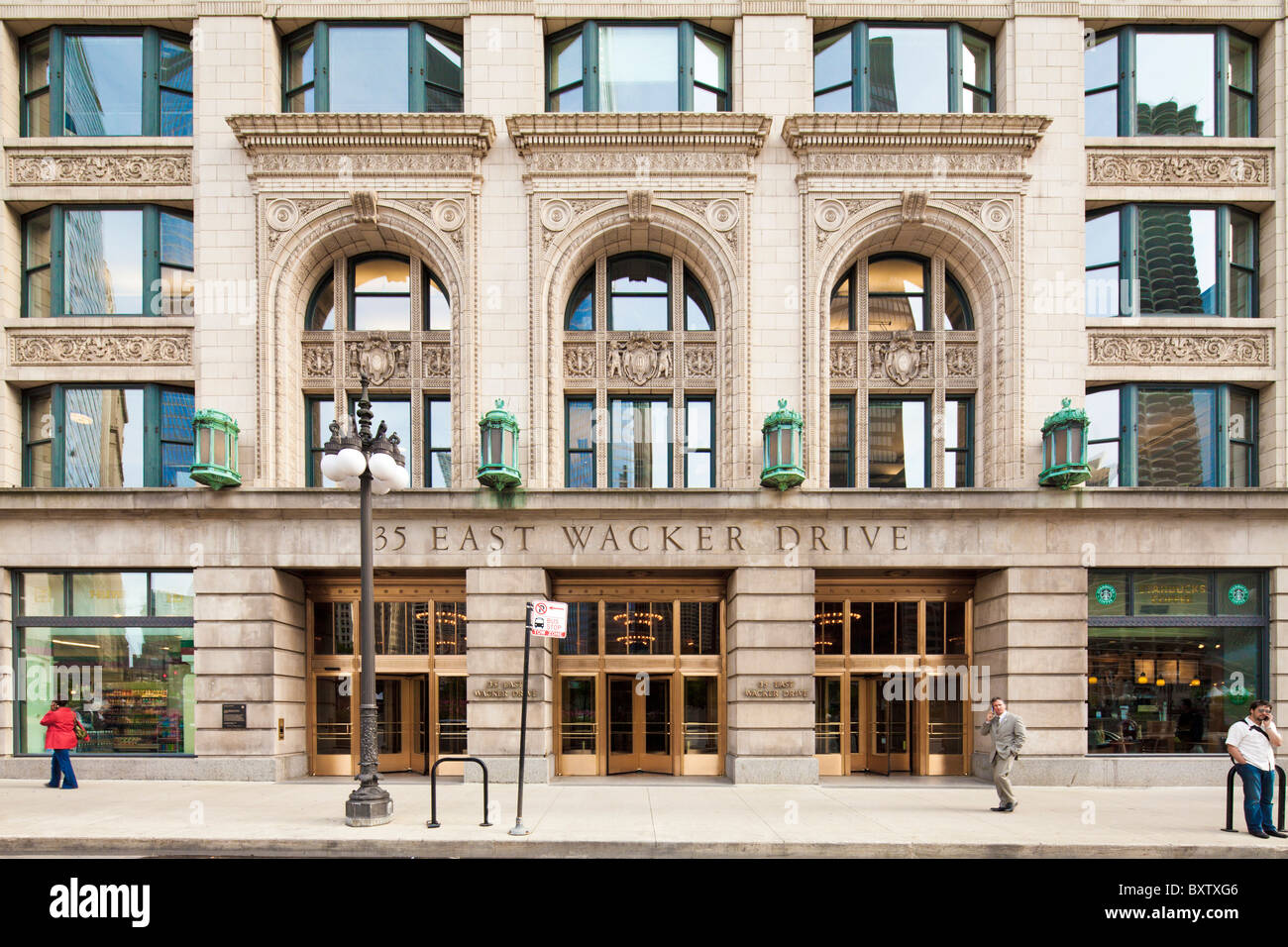 35 East Wacker drive entrance, Chicago Stock Photo - Alamy