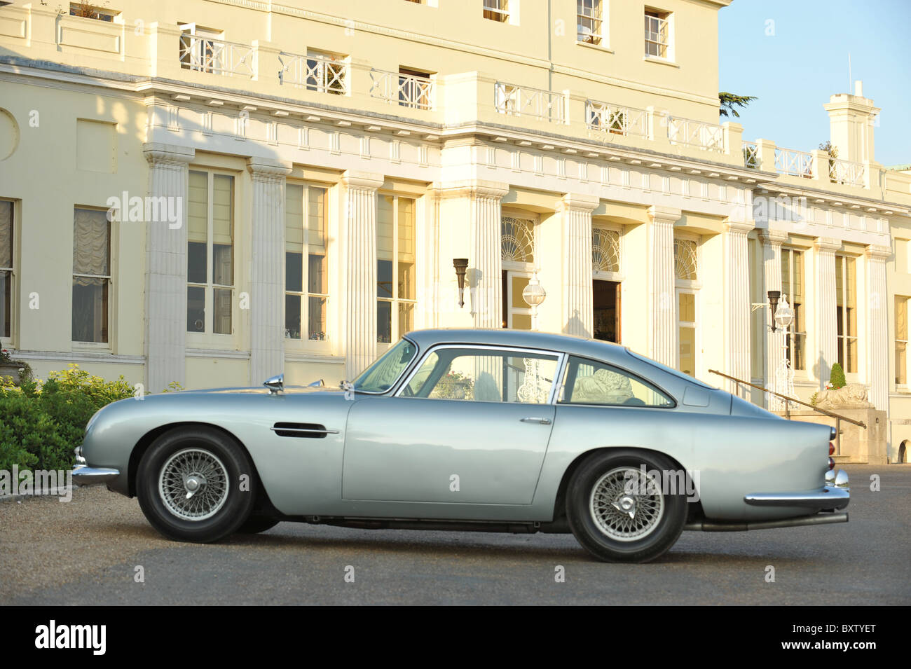 Sean connery as james bond in goldfinger 1964 hi-res stock photography and images - Alamy