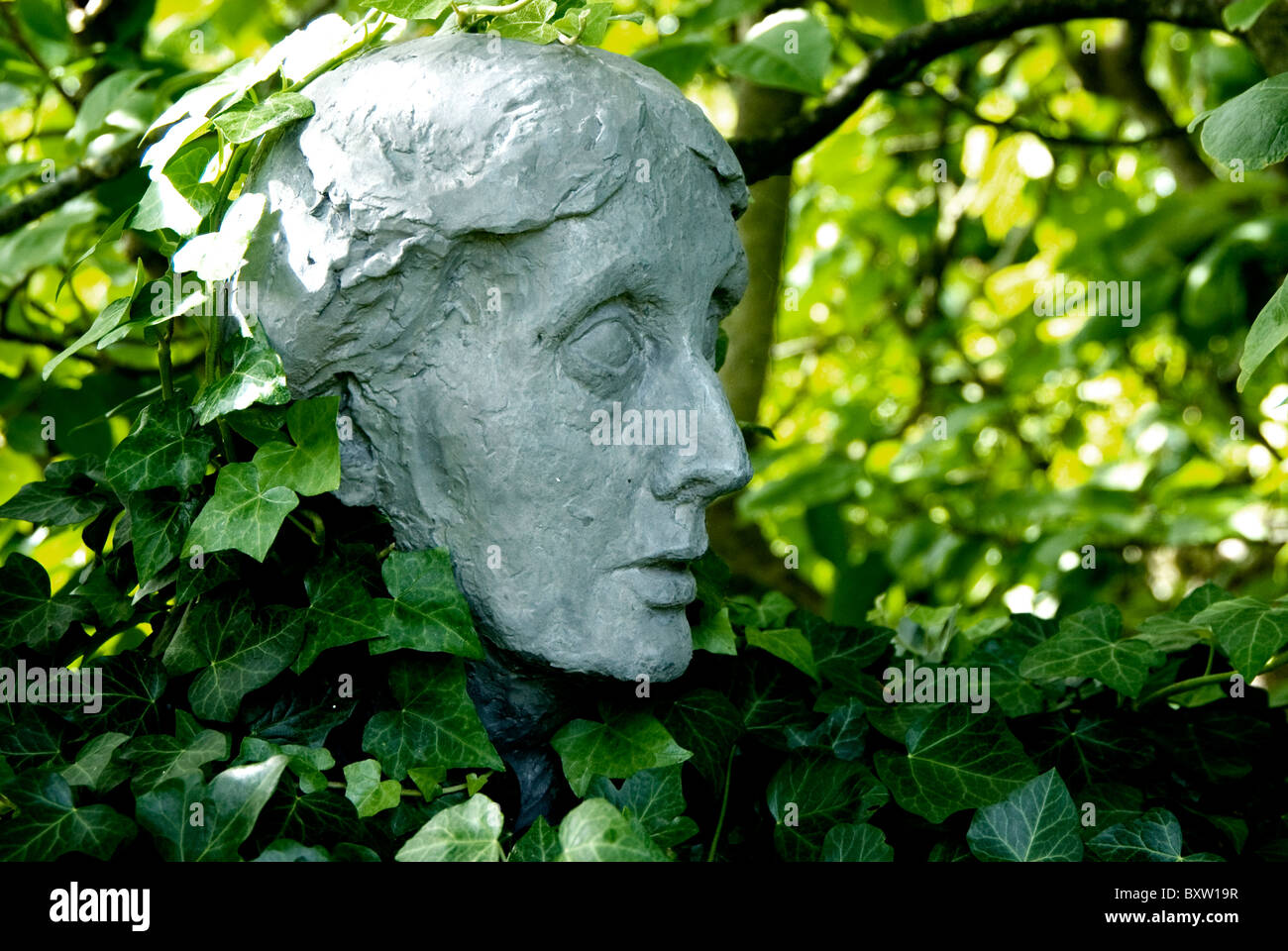 Bust of Virginia Woolf in the garden of Monk's House; Büste von ...