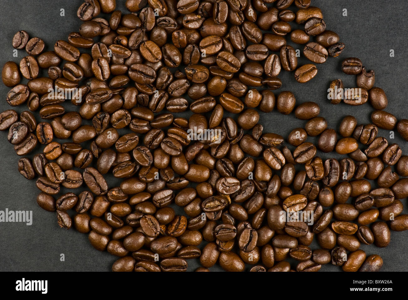 kaffeebohne on black background Stock Photo - Alamy