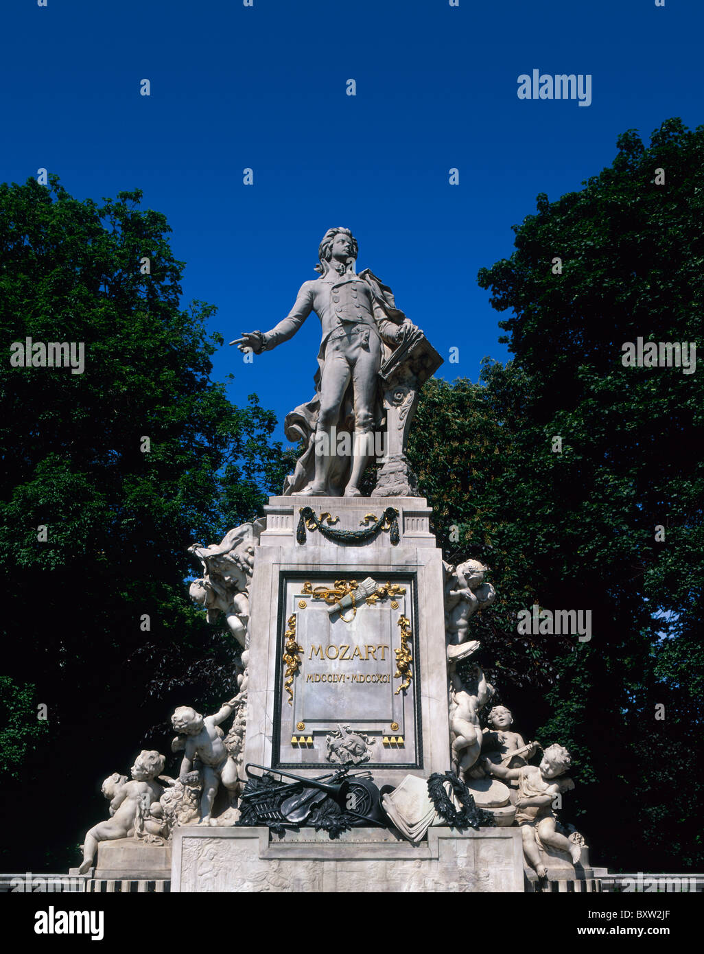 Mozart Statue in Burggarten, Vienna, Austria Stock Photo - Alamy