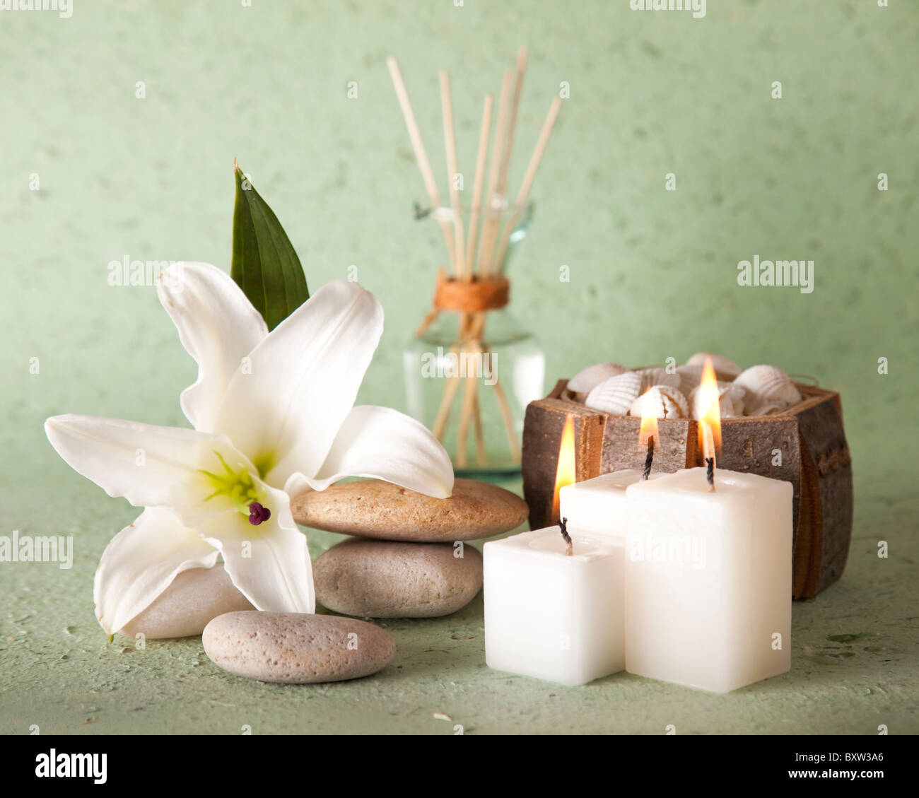 White lily spa hi-res stock photography and images - Alamy