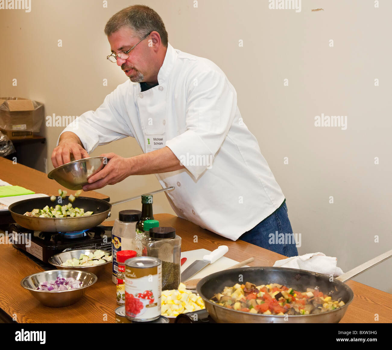 Chef Demonstrates Healthy Cooking Stock Photo - Alamy