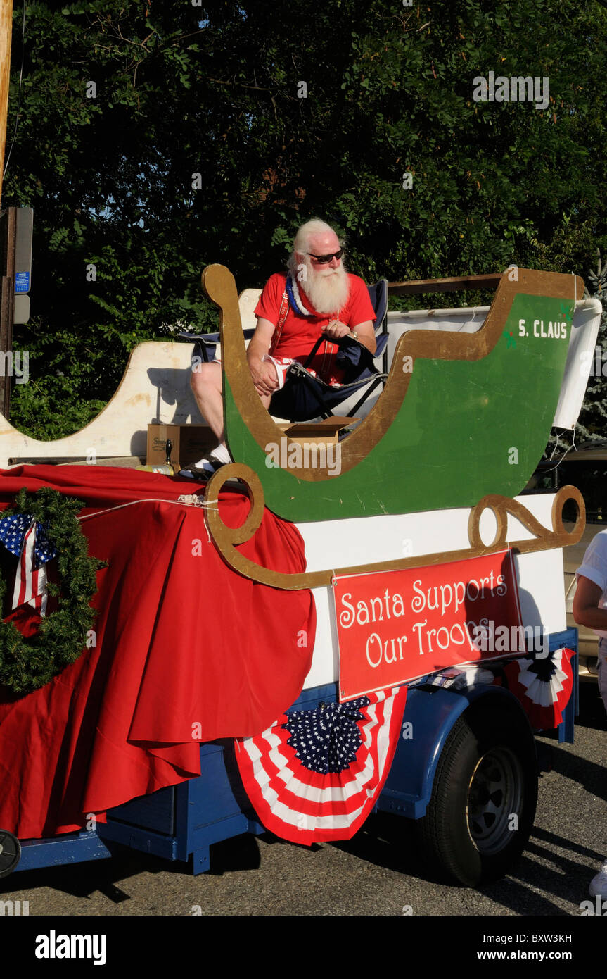 Santa claus parade float hi-res stock photography and images - Alamy