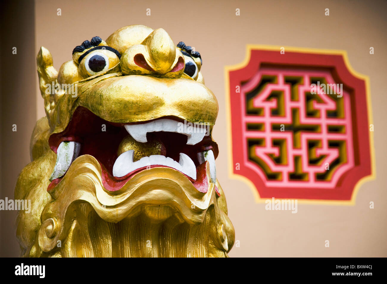 Gold guardian lions hi-res stock photography and images - Alamy
