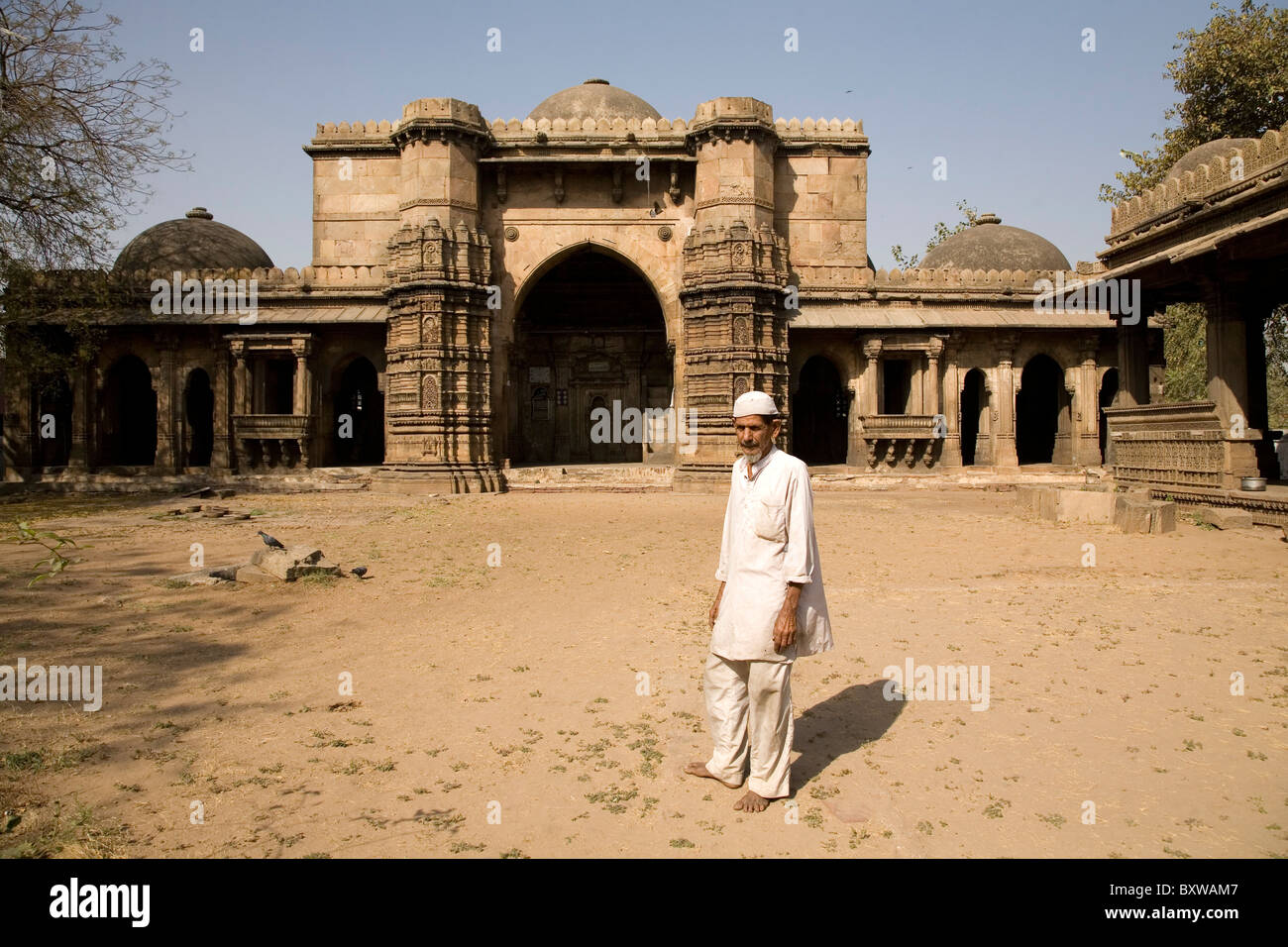 A Muslim man at the Bai Harir Mosque at Ahmedabad, Gujarat, India Stock ...