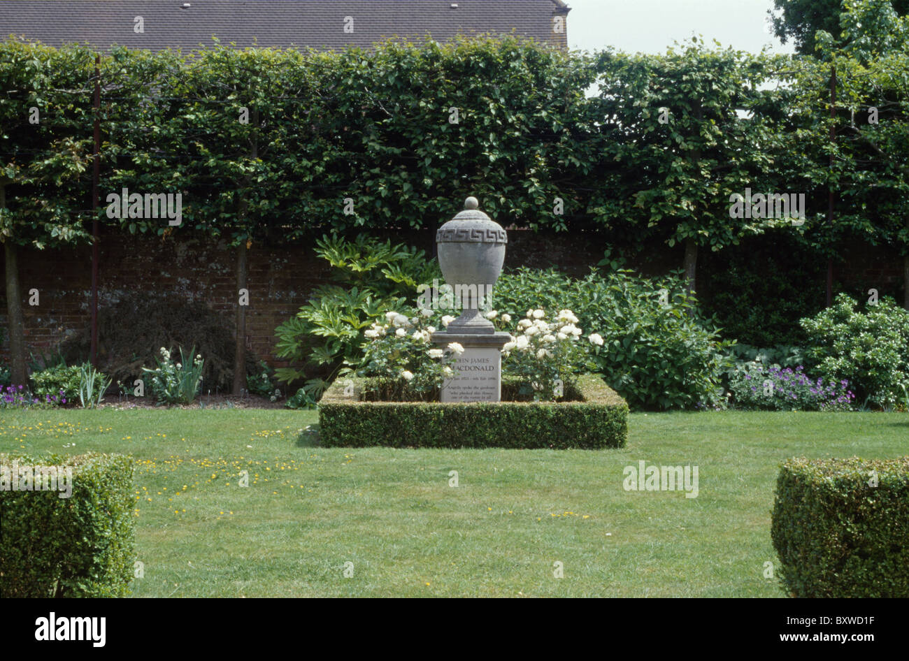 Large garden urn hi-res stock photography and images - Alamy
