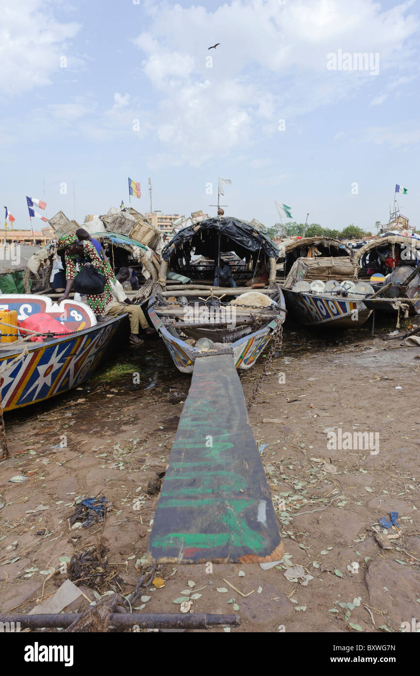 Pirogues and pinasses in the port of Mopti, Mali Stock Photo - Alamy