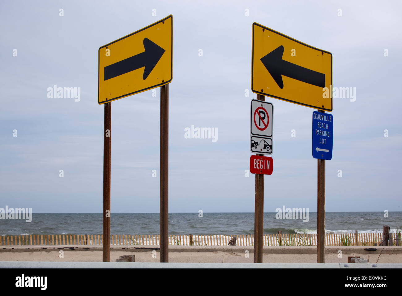 USA, Delaware, Rehobeth Beach, Arrow street signs along Atlantic Ocean ...