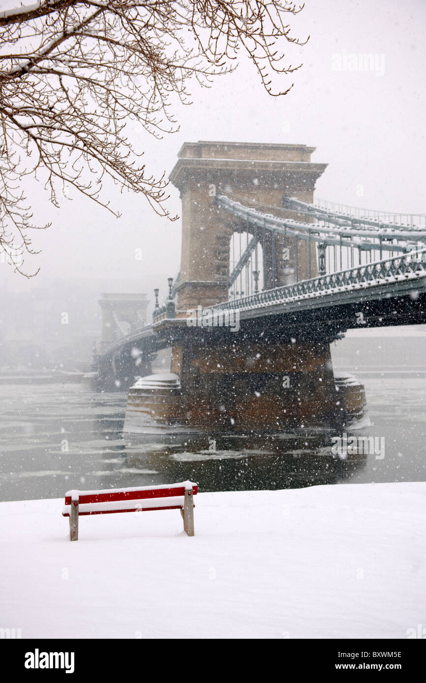Szechenyi Lanchid , Chain Bridge in the snow. Budapest Stock Photo - Alamy