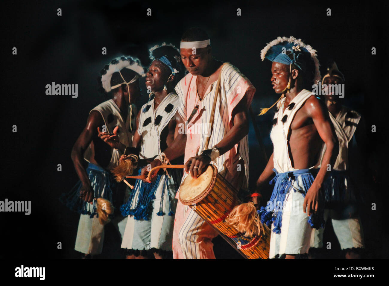 African traditional dance troupe hi-res stock photography and images ...