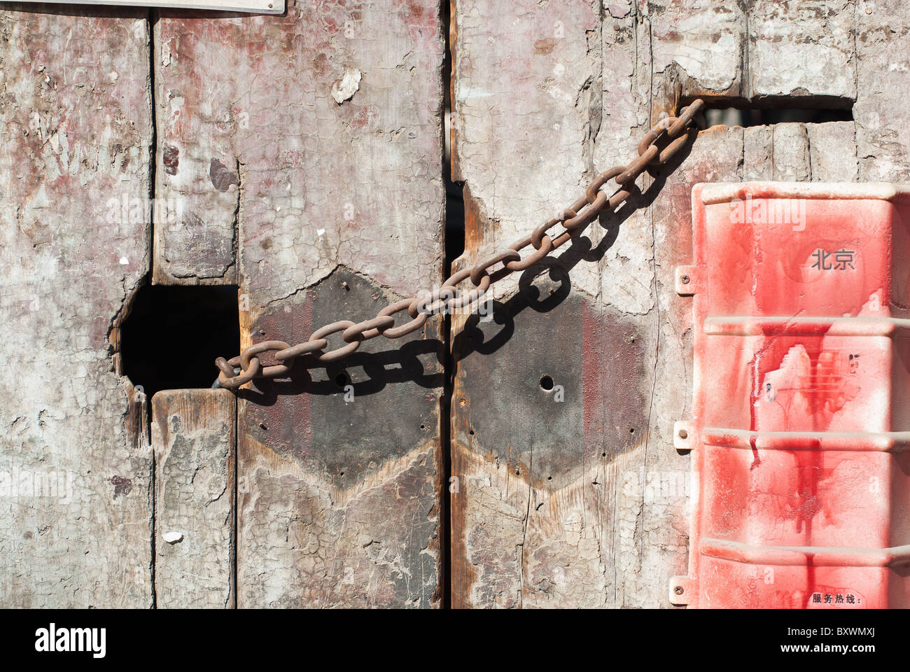 metal chain locking an old wooden door Stock Photo - Alamy