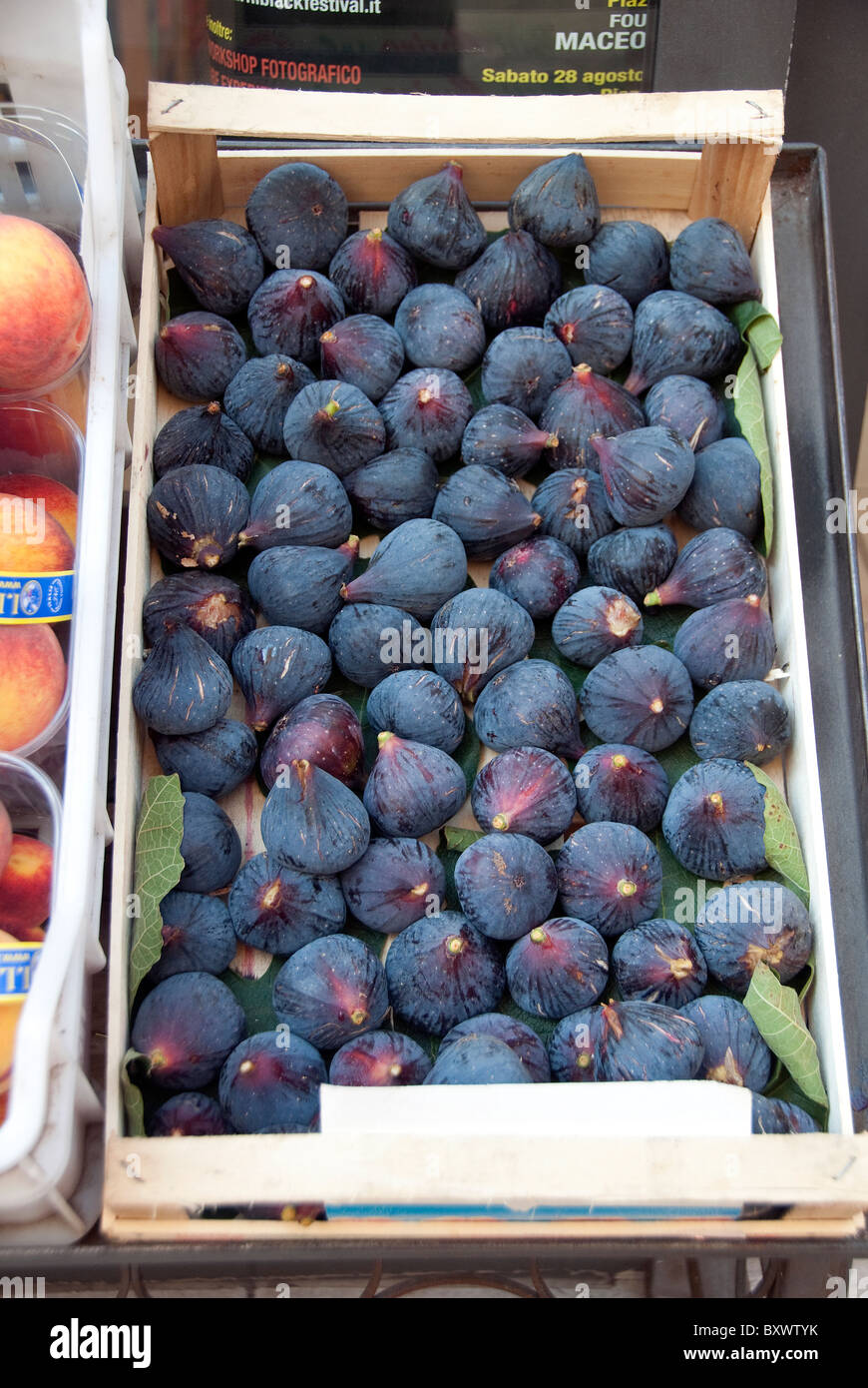 Figs on sale in Umbria Italy Stock Photo - Alamy