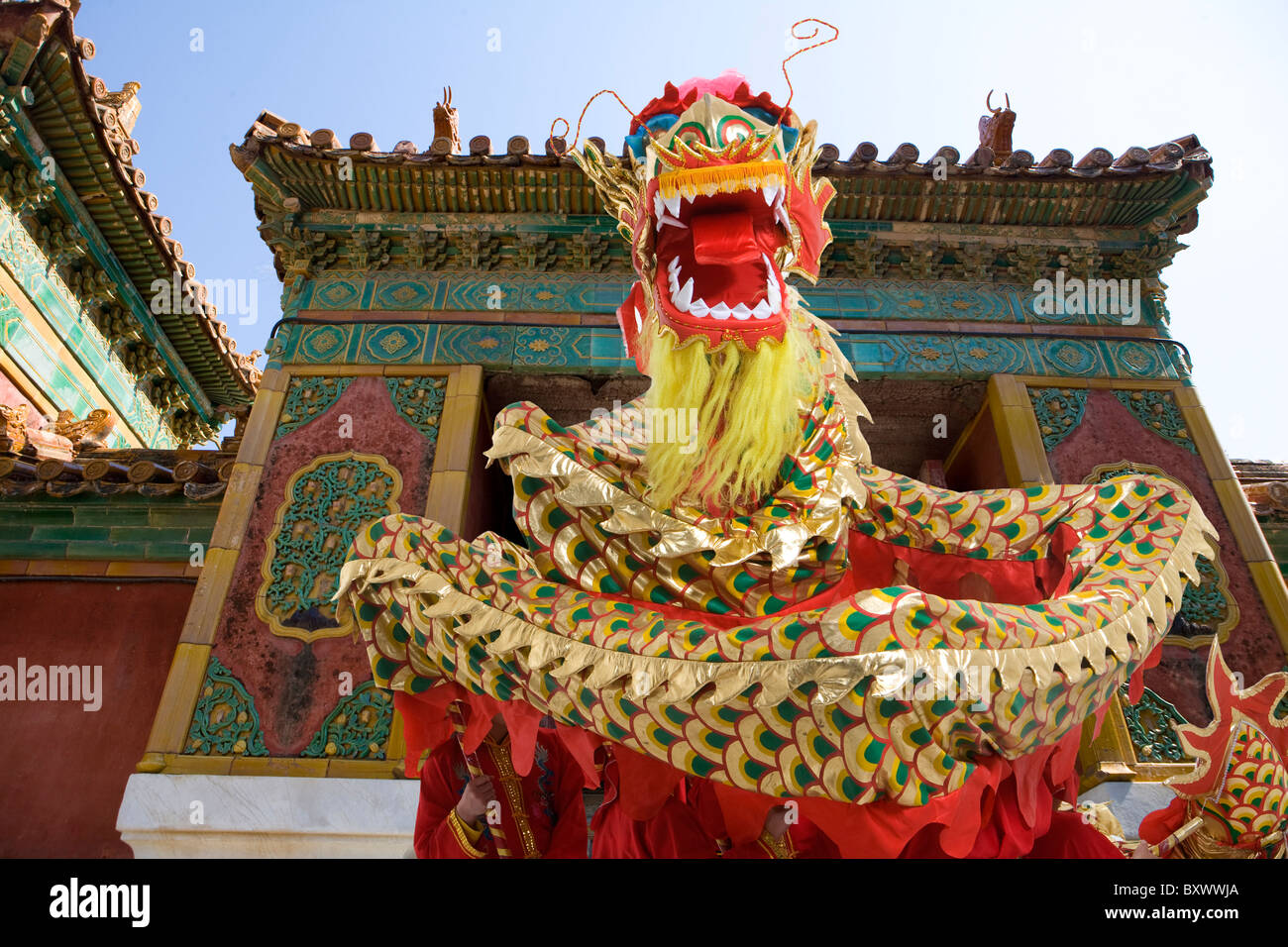 Lion dancing in front of traditional building Stock Photo - Alamy