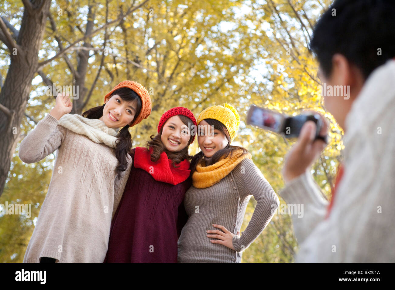 Video filming outdoors friends hi-res stock photography and images - Alamy