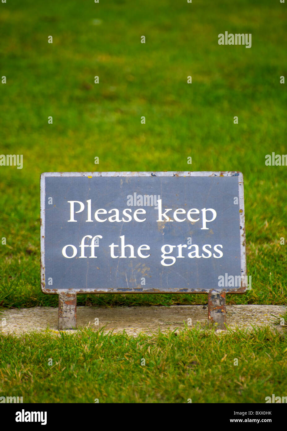 'Please keep off the grass' sign Stock Photo - Alamy