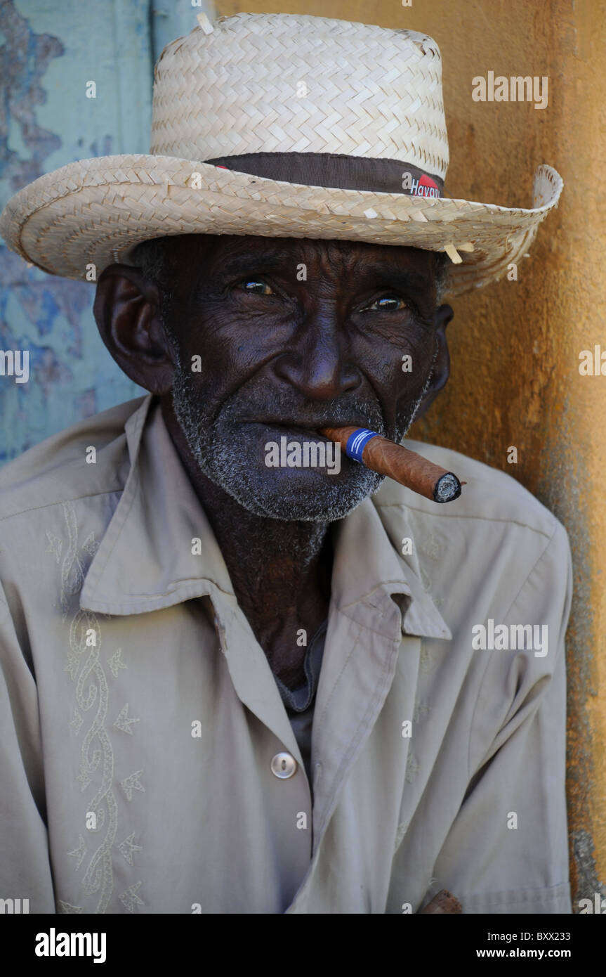 CUBAN MAN SMOKING A CIGAR! Stock Photo - Alamy