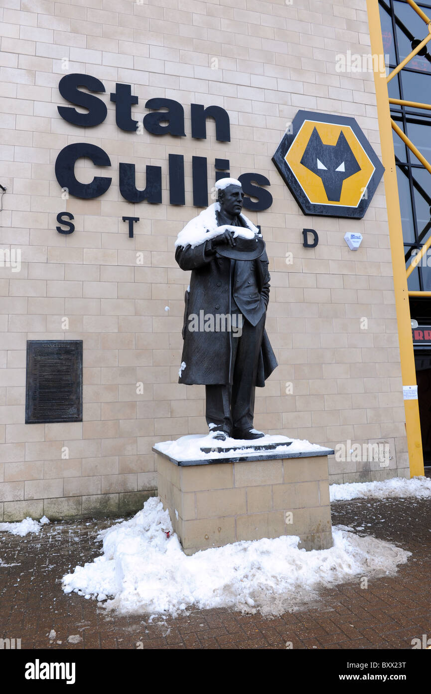Statue of Wolverhampton Wanderers Football Club former manager Stan ...