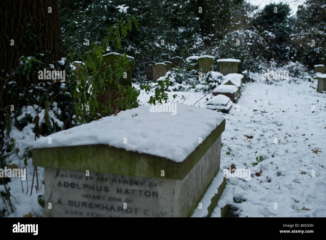Snowy cemetery hi-res stock photography and images - Alamy
