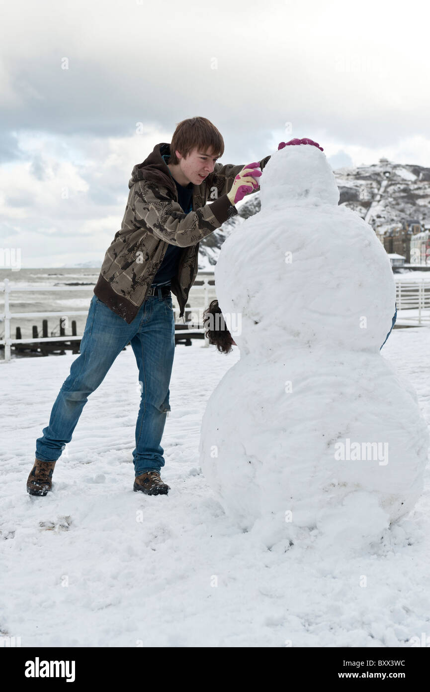Kids making a snowman hi-res stock photography and images - Alamy