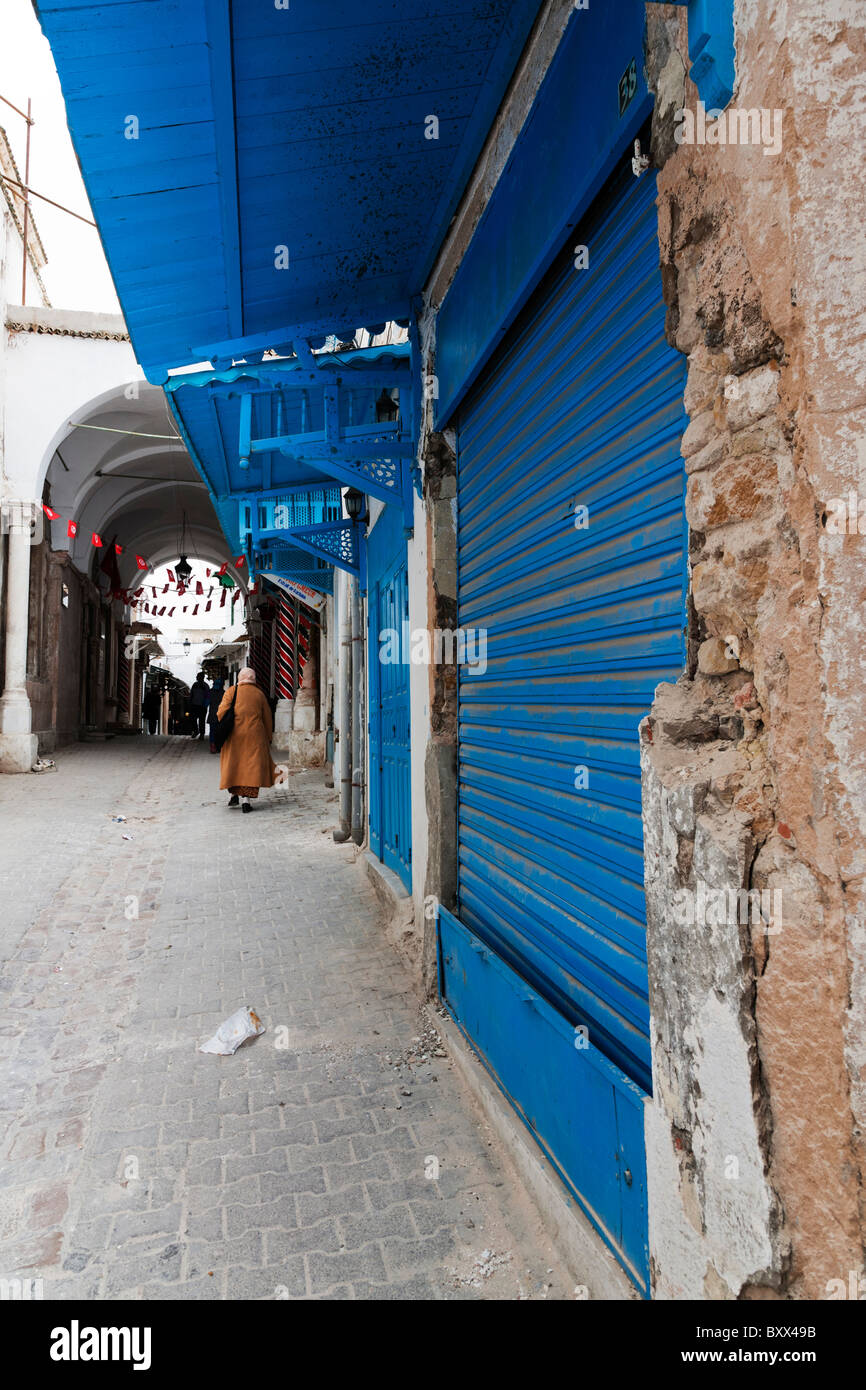 Closed shop shutters hi-res stock photography and images - Alamy