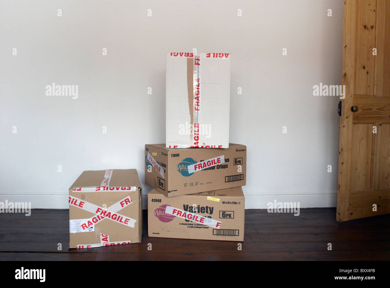 Fragile boxes hi-res stock photography and images - Alamy