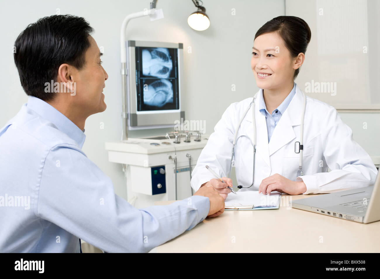 Doctor speaking with her patient Stock Photo - Alamy