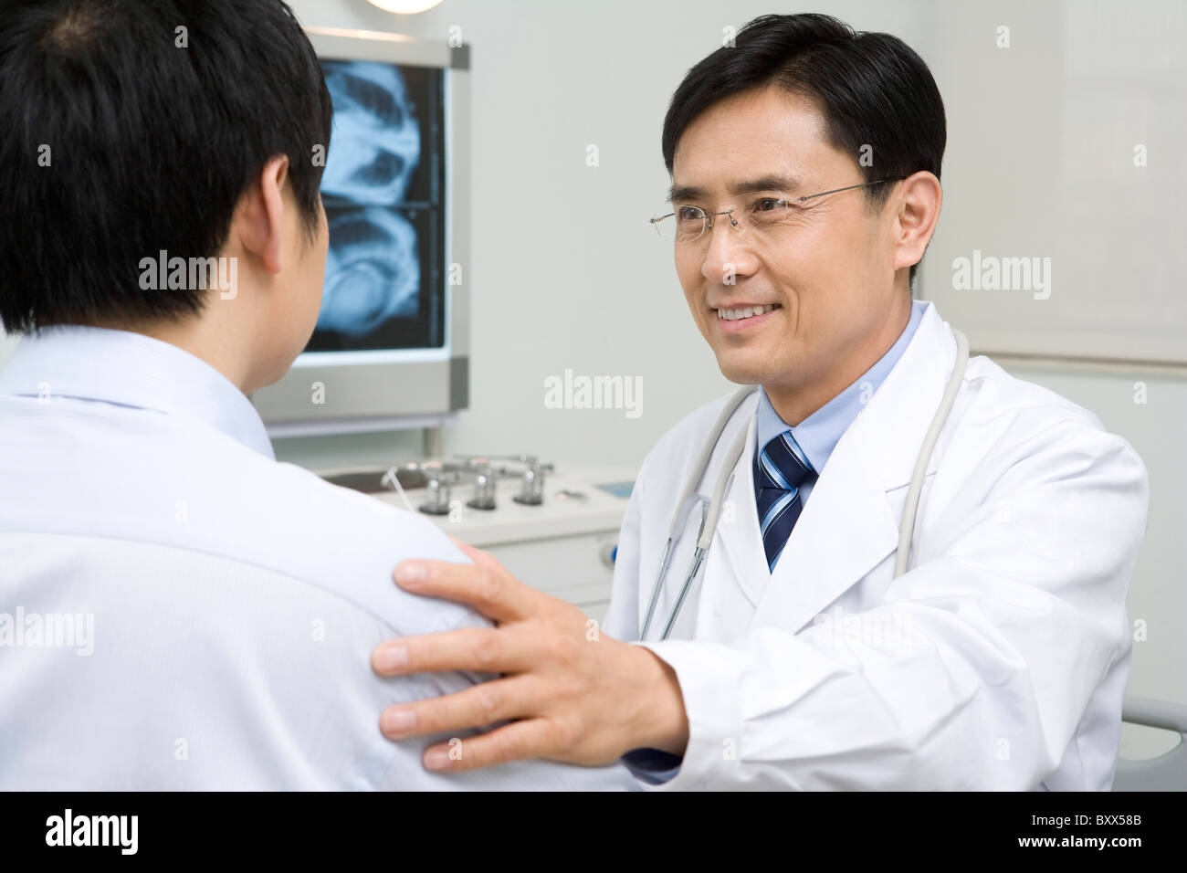 Doctor speaking with his patient Stock Photo - Alamy
