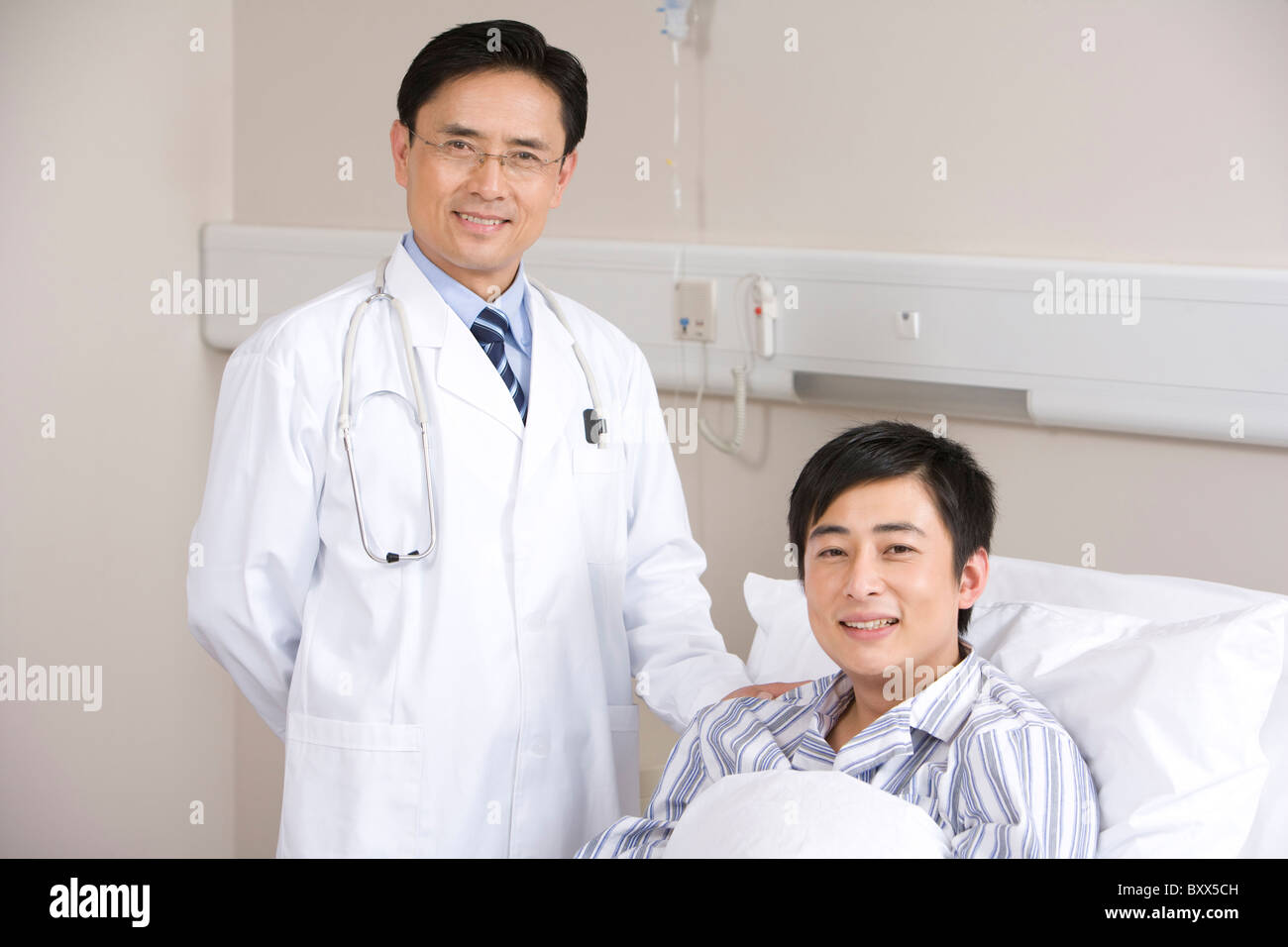 Portrait of a doctor and patient Stock Photo - Alamy