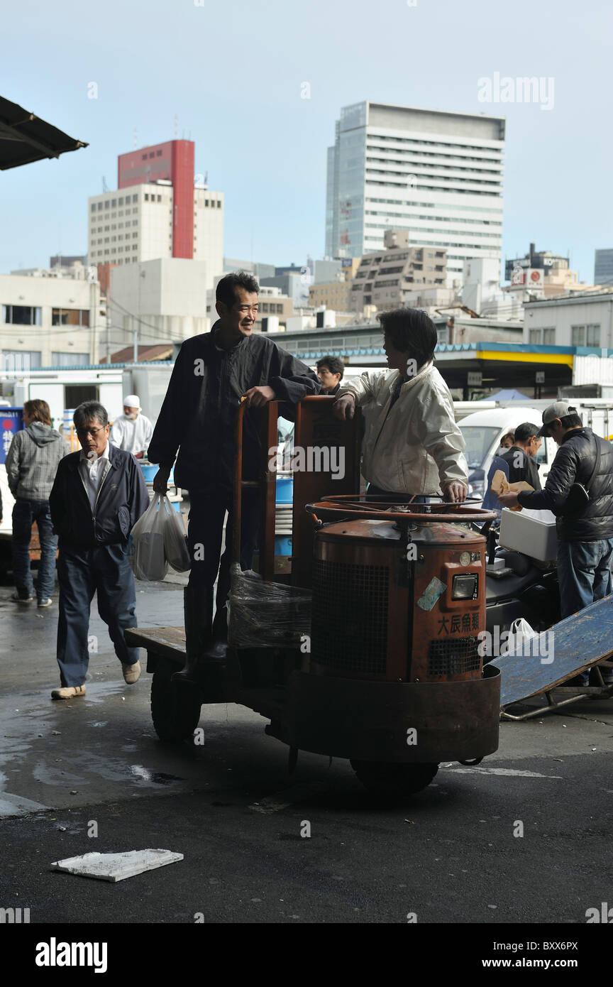 Japanese workers having a talk and a cigarette, Tsukiji Fish Market ...