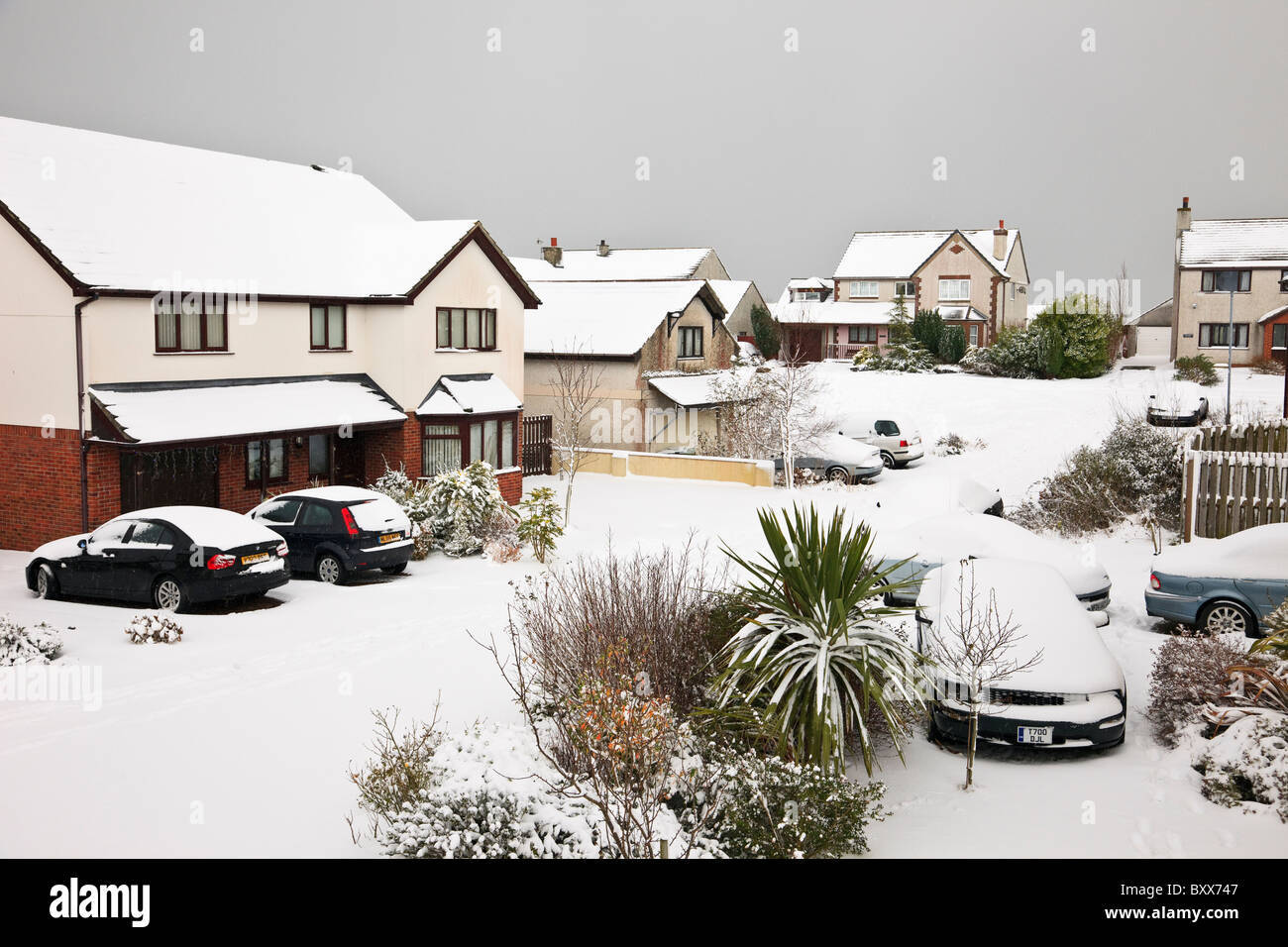 UK, Britain. Snow covered suburban estate street and houses during ...
