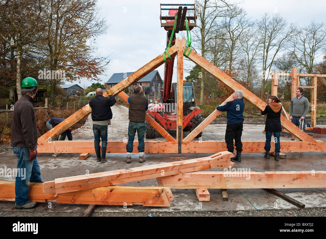 Building a traditional timber framed barn in Radnorshire, UK. Lifting ...