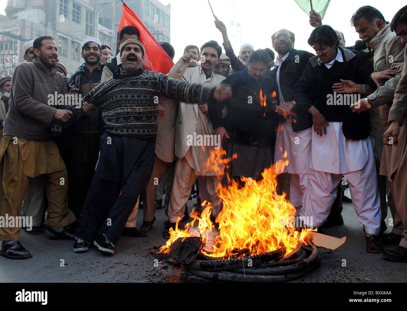 Angry protesters of Pakistan Peoples Party (PPP) burn tyres to block GT ...