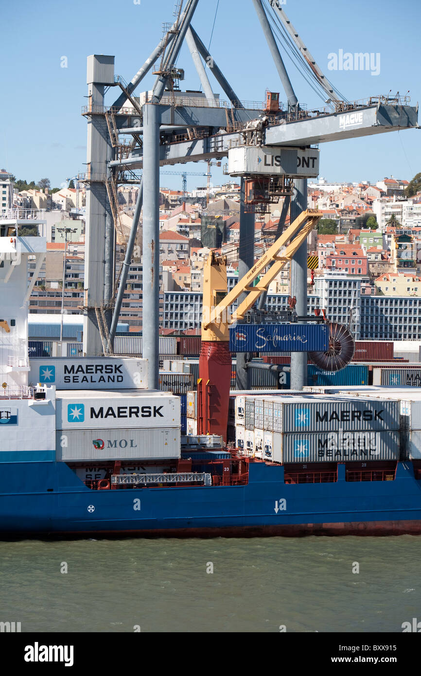 Shipping containers lifted off ship hi-res stock photography and images ...