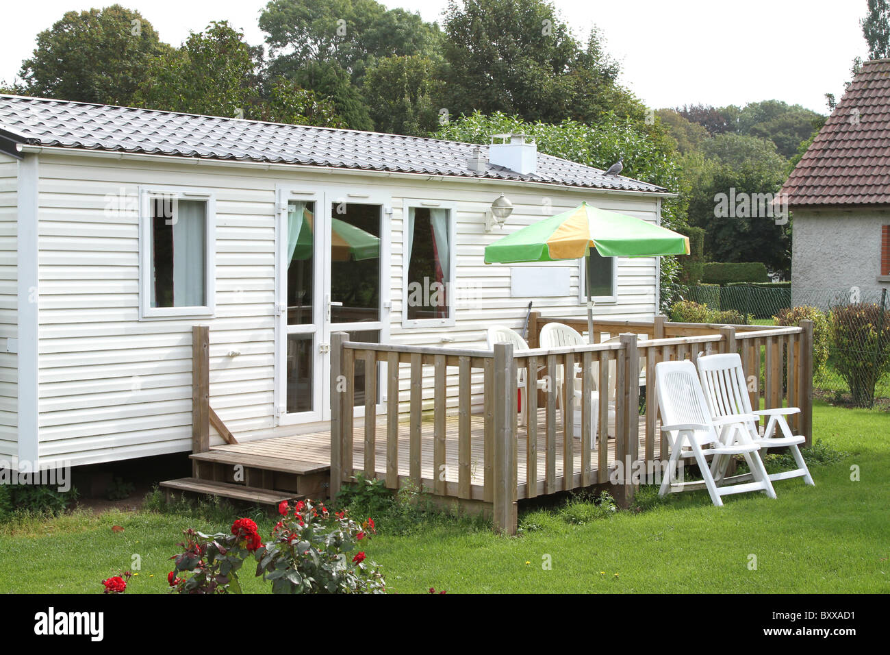 Static caravan holiday home on a woodland caravan park Stock Photo - Alamy