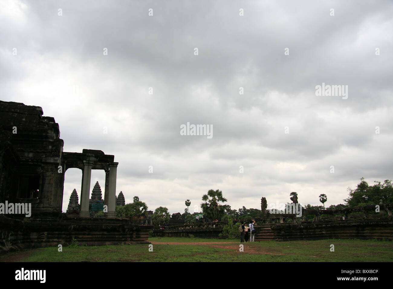 Angkor Wat, the world´s largest religious building at dawn, Cambodia ...