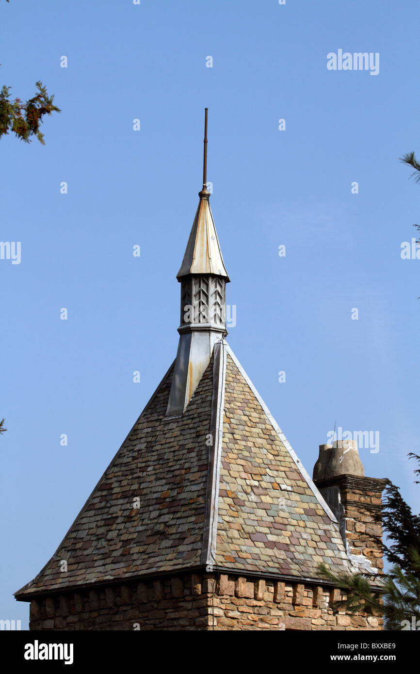 The slate rooftop of a building at the Bear Mountain Bridge Toll Plaza ...