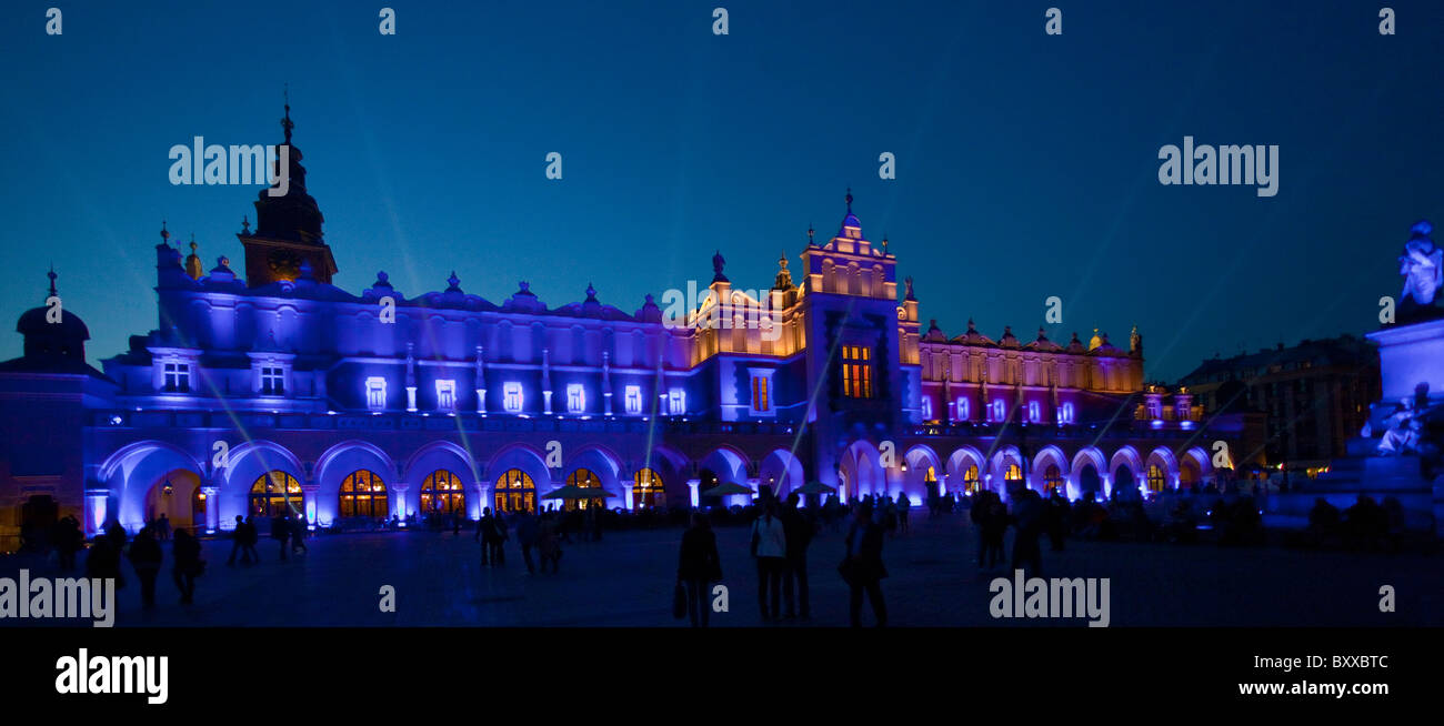 Night town square walking tourists hi-res stock photography and images ...
