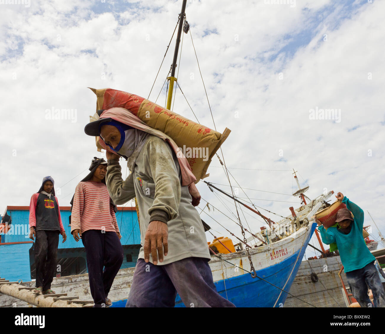 Labourers loading old ship in Jakarta Stock Photo - Alamy
