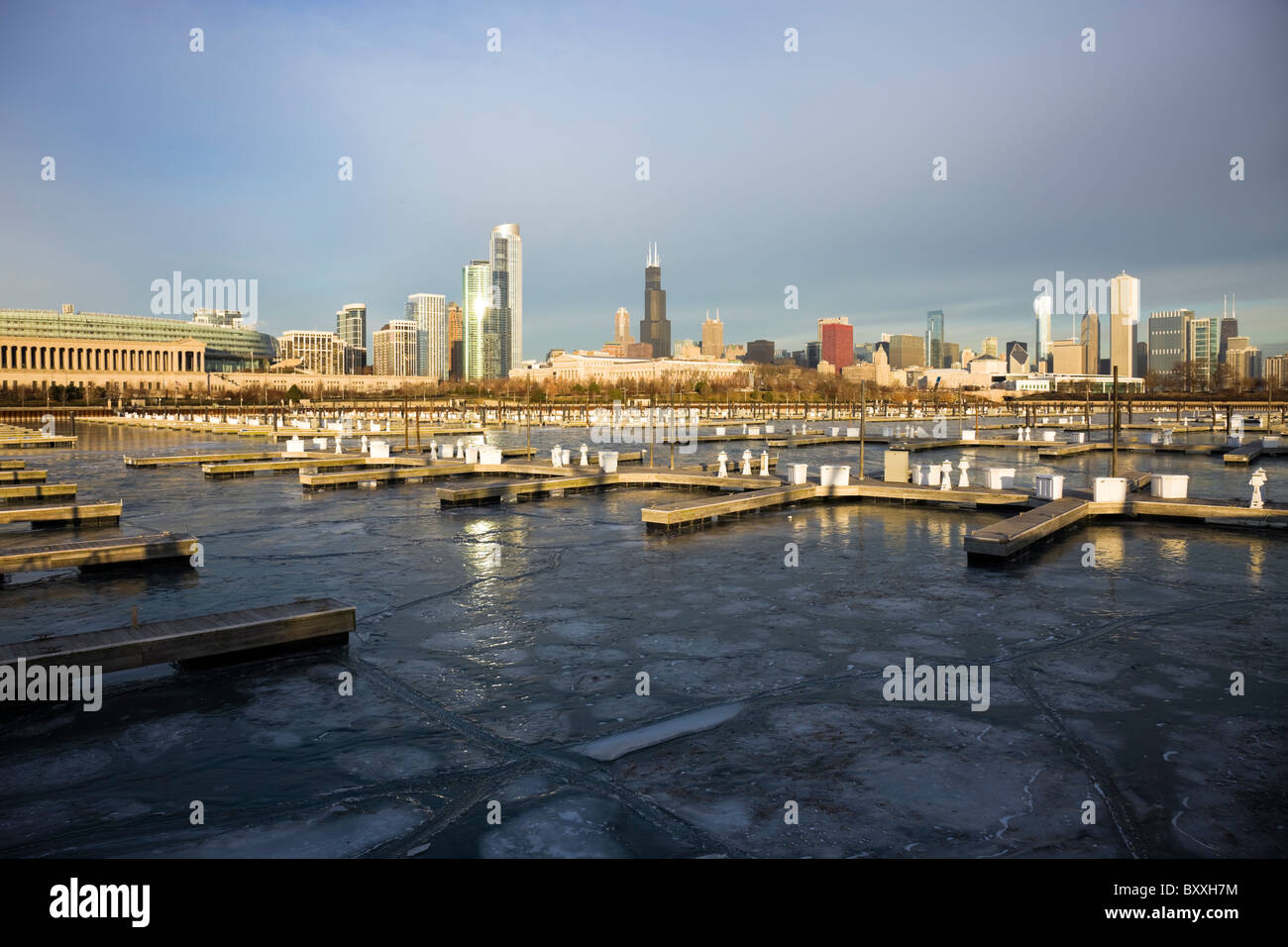 Chicago city skyline in winter hi-res stock photography and images - Alamy
