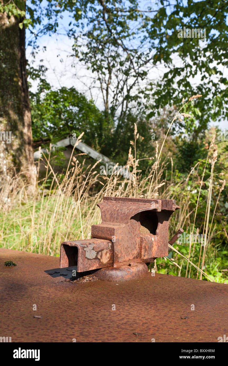 An old rusty vise on a workbench Stock Photo - Alamy