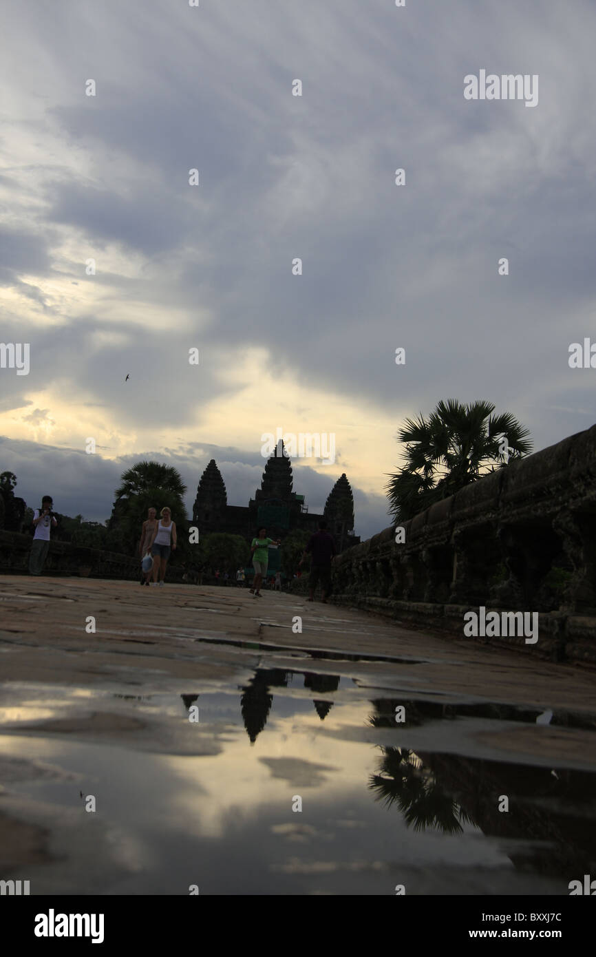 Angkor Wat, the world´s largest religious building at dawn, Cambodia ...