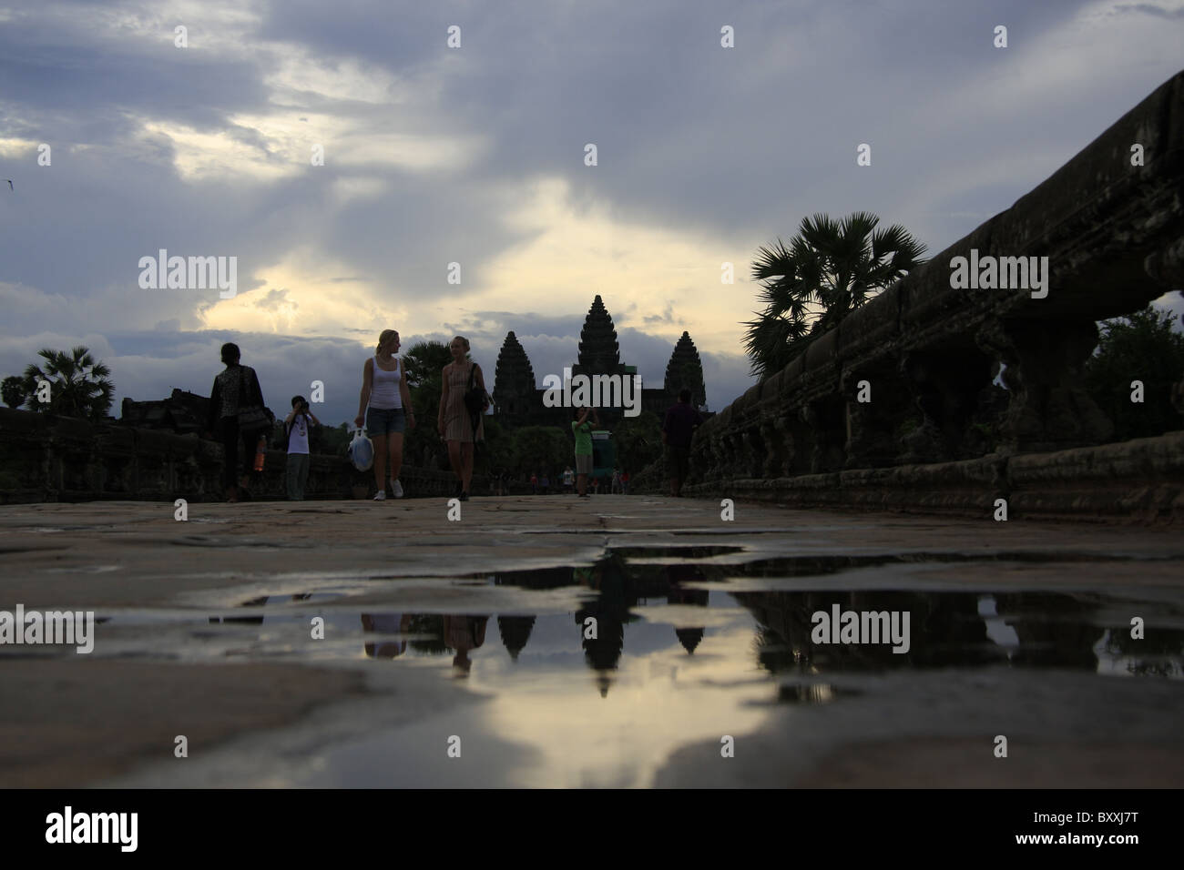 Angkor Wat, the world´s largest religious building at dawn, Cambodia ...