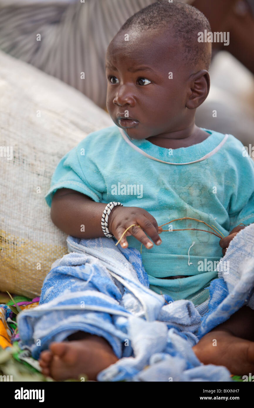African child at the market hi-res stock photography and images - Alamy