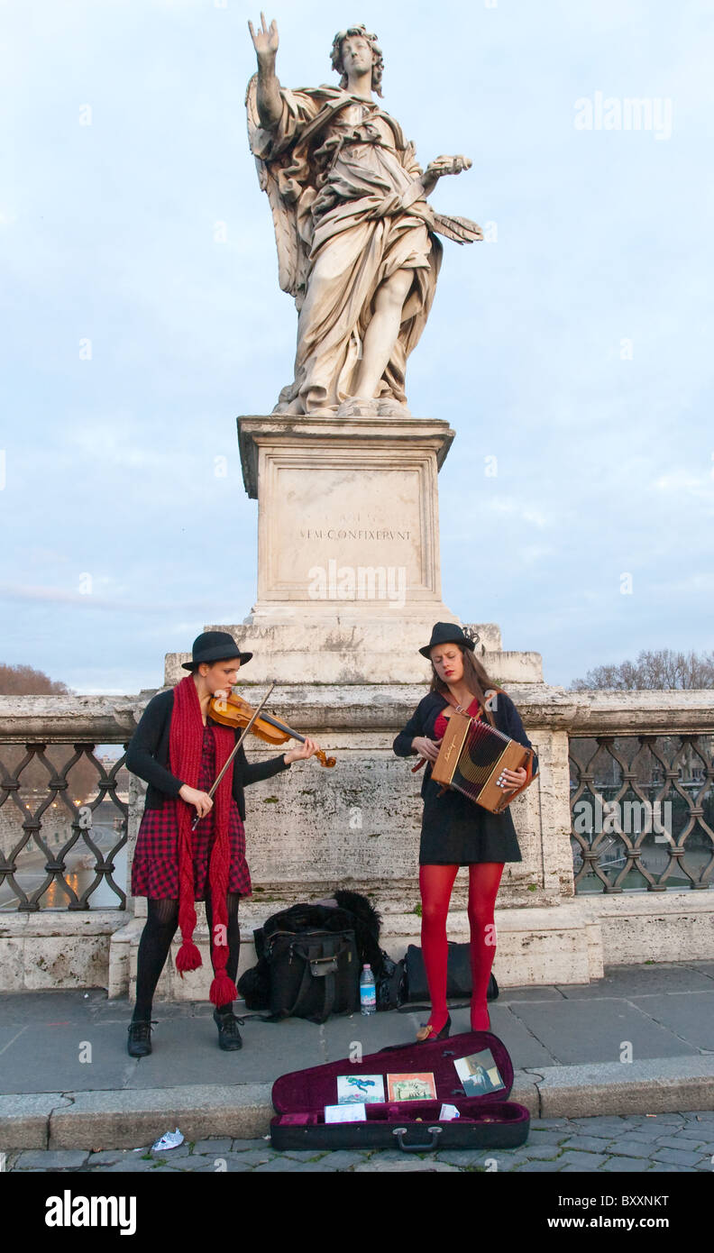 Musicians playing instruments hi-res stock photography and images - Alamy