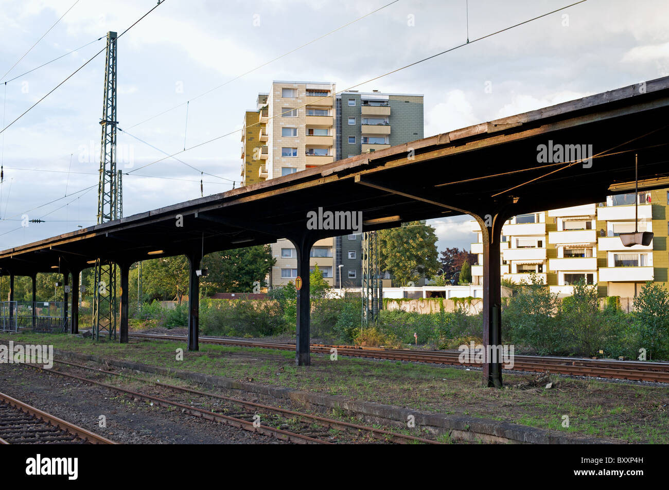 Disused platform hi-res stock photography and images - Alamy
