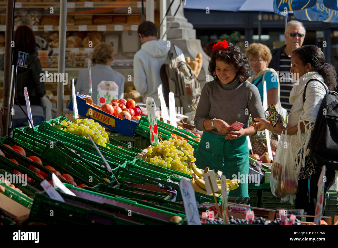 Open market farmer hi-res stock photography and images - Alamy
