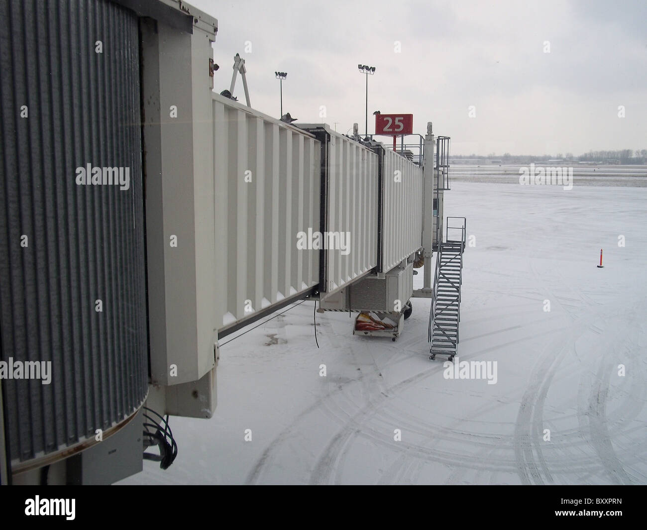 Airport walkway for approaching jet with passengers Stock Photo - Alamy
