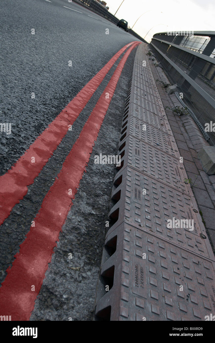 Double red lines hi-res stock photography and images - Alamy