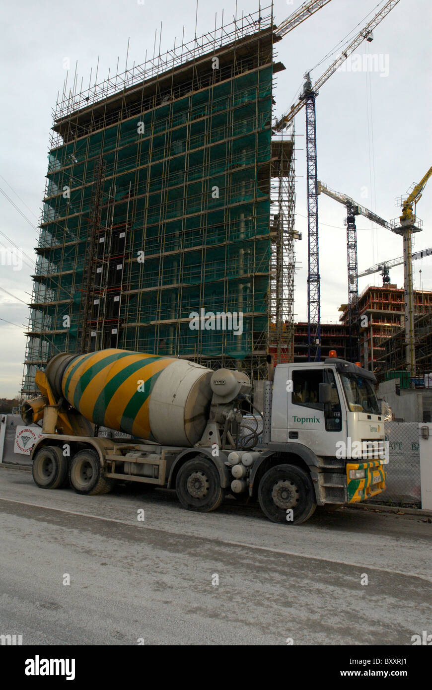 Building construction scaffolding lorry building hi-res stock ...